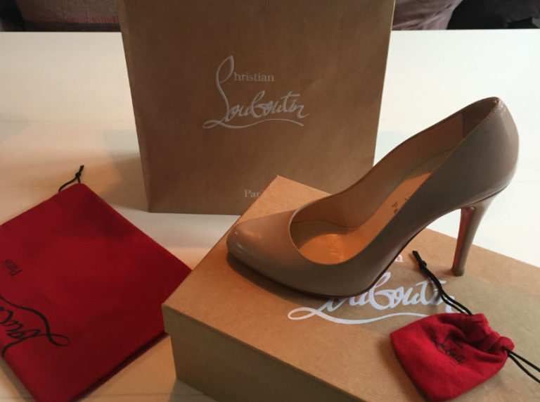Hvorfor er skolykke så lunefuld? Dyre skridt i mine første Louboutin sko.